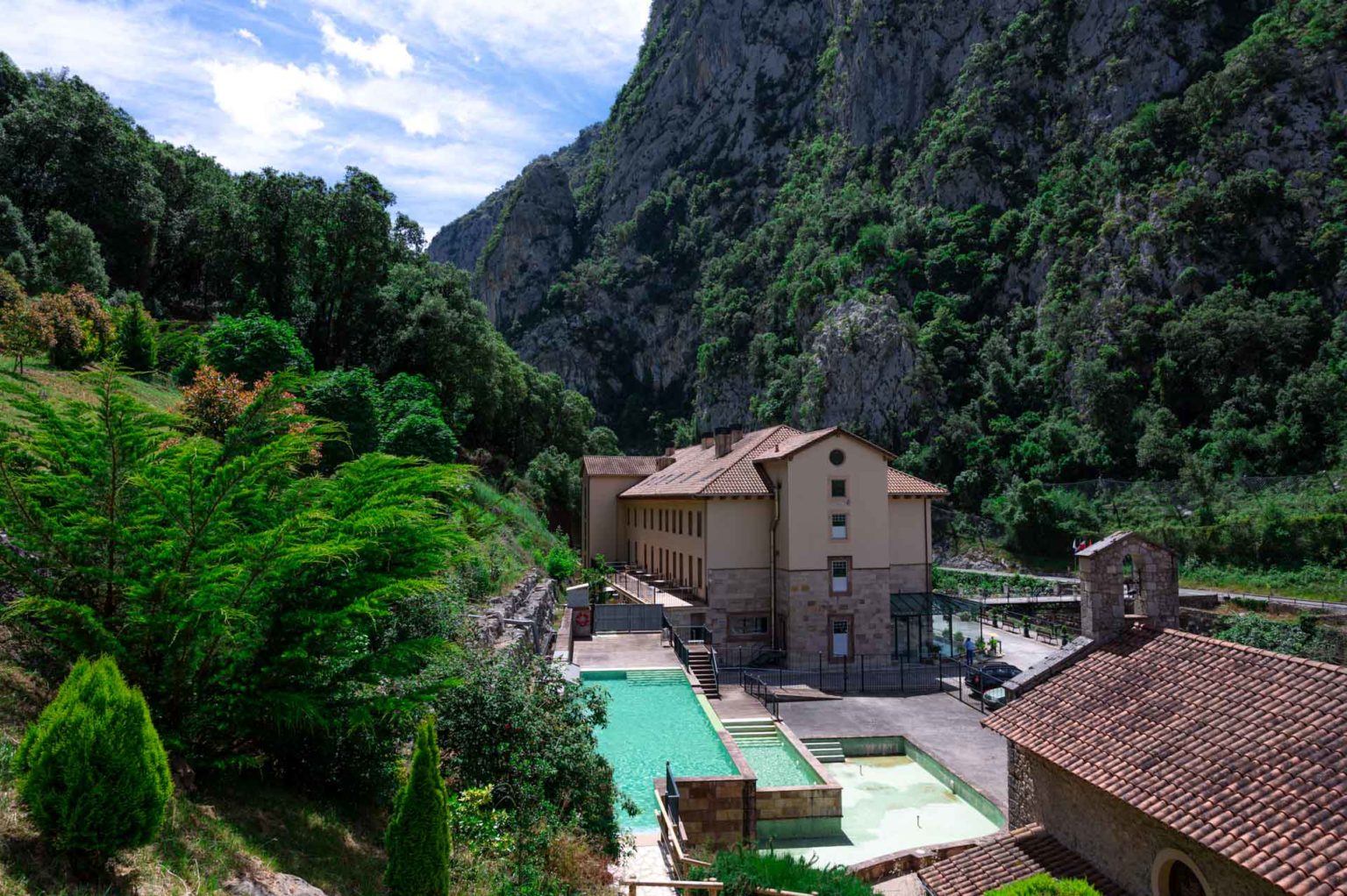 El sorprendente balneario en Picos de Europa: Hotel Balneario la ...